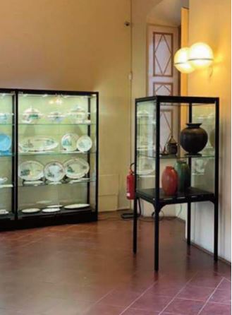 Bravura MU60F Display Case on Legs – Display Cabinets Direct