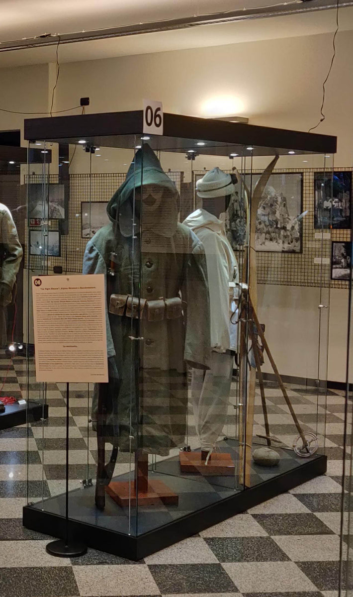 Mannequin Showcases – Display Cabinets Direct